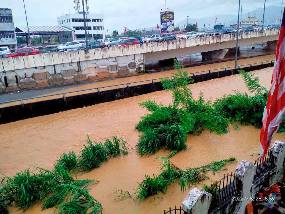Banjir kilat di Taiping, 10 mangsa dipindahkan Banjir kilat di Taiping, 10 mangsa dipindahkan