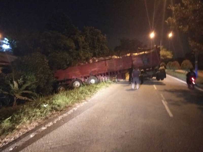 30-tonne trailer carrying steel crashes into house at Kg Felda Sendayan