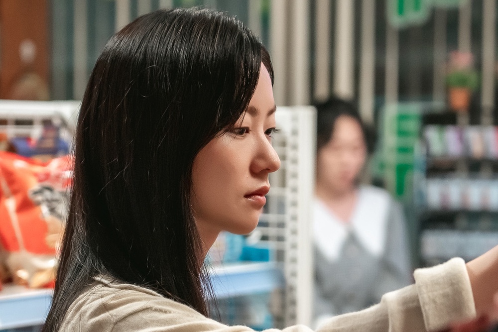 Jeon Yeo Been Attracts Attention Everywhere She Goes In Her New Village ...