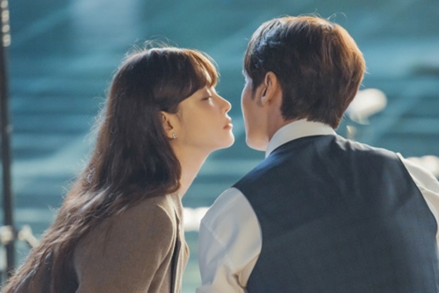 Oh Yeon Seo And Choi Jin Hyuk Lean In For A Kiss In “Positively Yours”