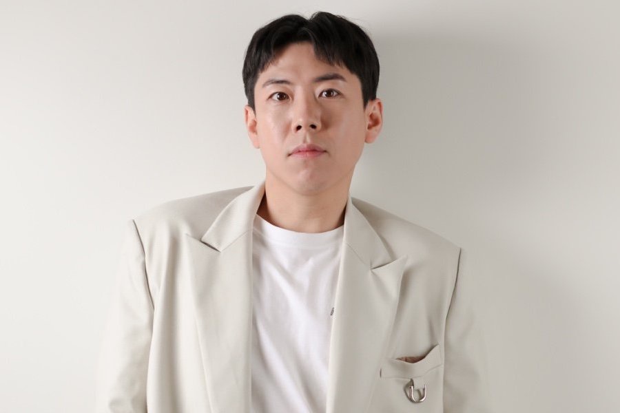 Comedian Yang Se Chan Signs With Antenna