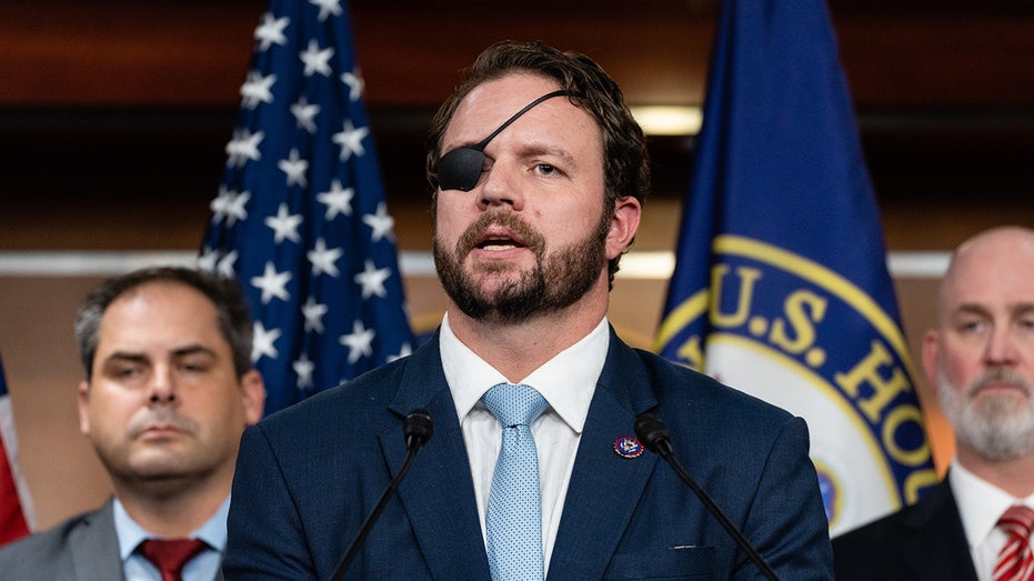 Rep. Dan Crenshaw jokingly leaves refs his glass eye after beating Dems ...