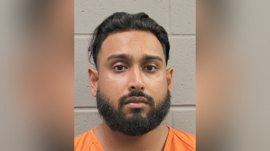 Texas police officer terminated after allegedly shooting wife in face ...