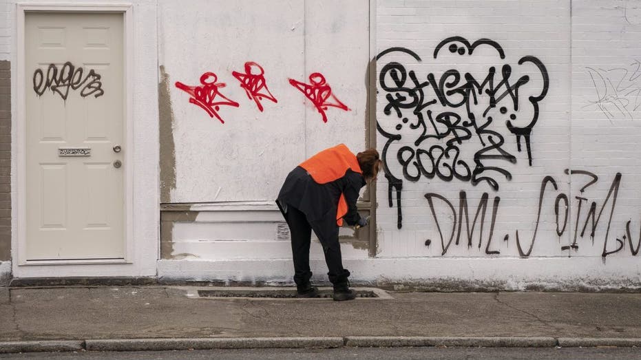Federal judge blocks Seattle police from enforcing graffiti ban