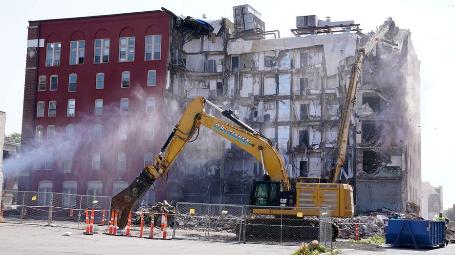 Collapsed Davenport, Iowa, apartment building mostly dismantled ...