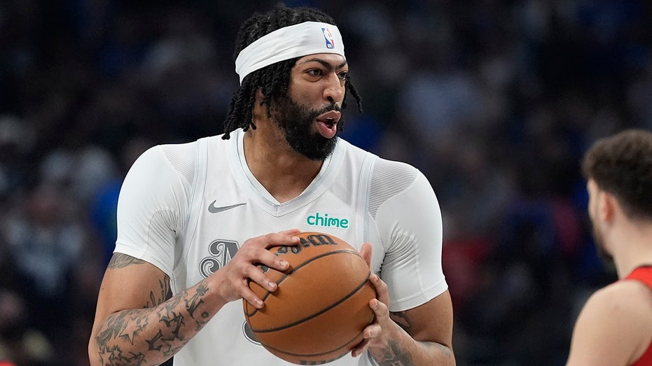 Mavericks' Anthony Davis suffers injury in debut following blockbuster ...