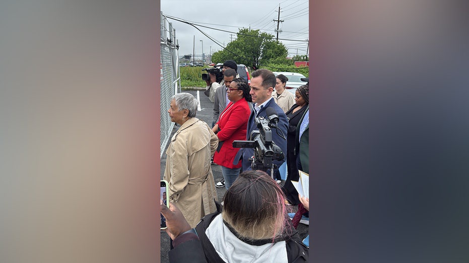 Newark mayor arrested as Dem Congress members storm New Jersey ICE ...