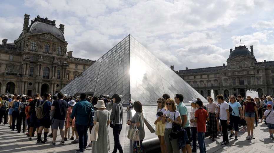 Museum staff leaves 'Mona Lisa' fans high and dry as Louvre shuts down ...