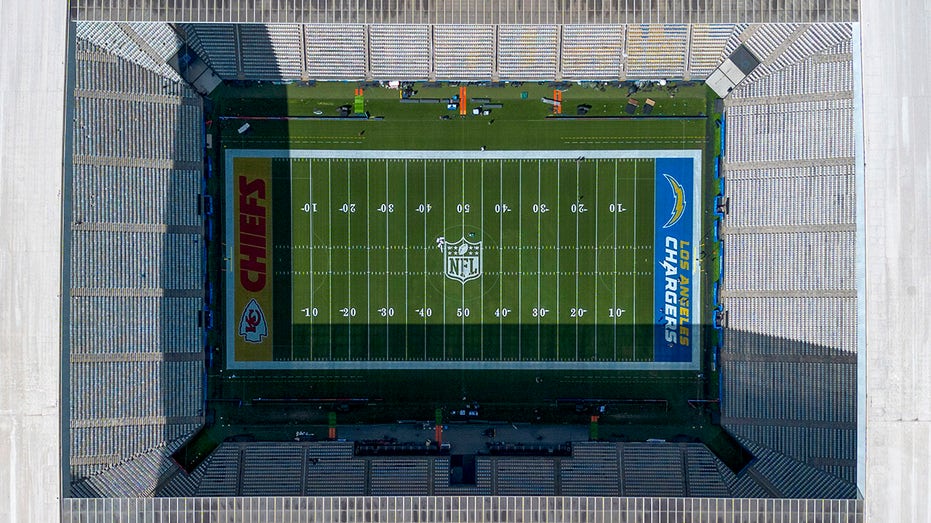 Chargers fans upset with Chiefs logo appearing in end zone during ...