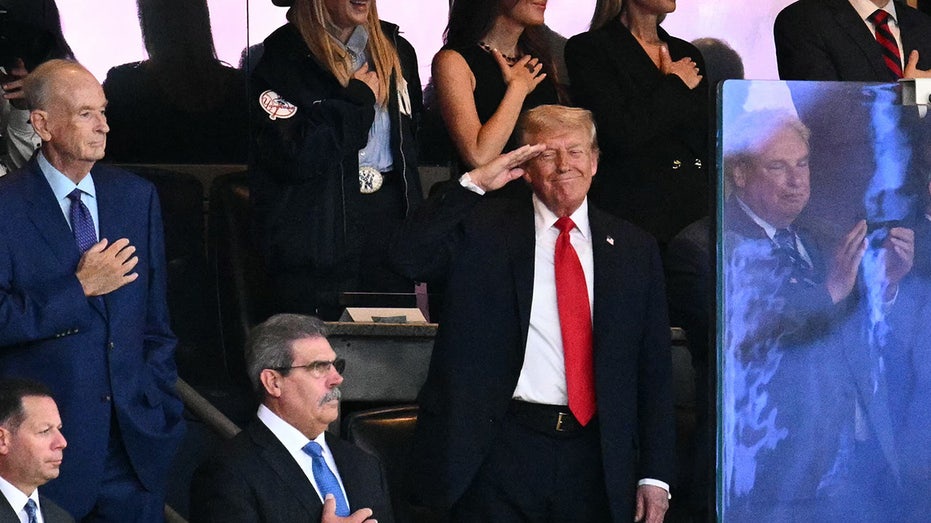 Trump receives warm welcome from Yankees fans, 'USA' chants break out ...