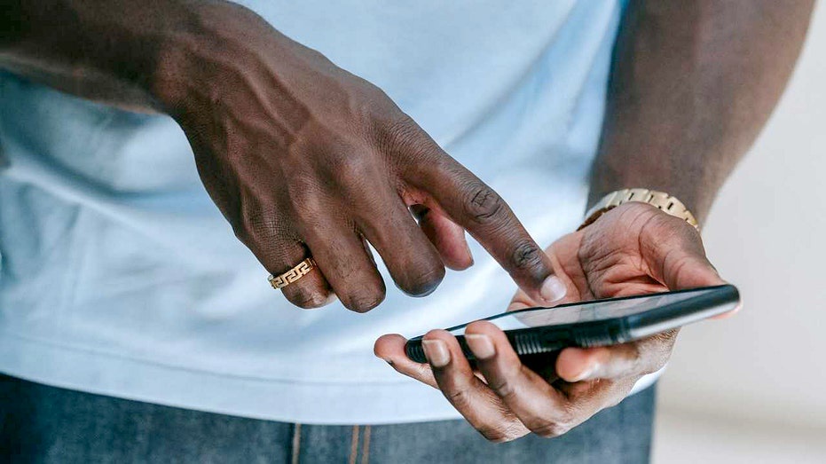 Fake flight cancellation texts target travelers