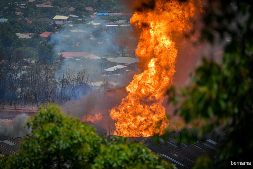 Massive gas pipeline fire in Puchong — Fire Dept