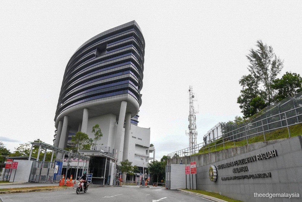 Rewards for 43 civil servants for reporting corrupt activities — MACC