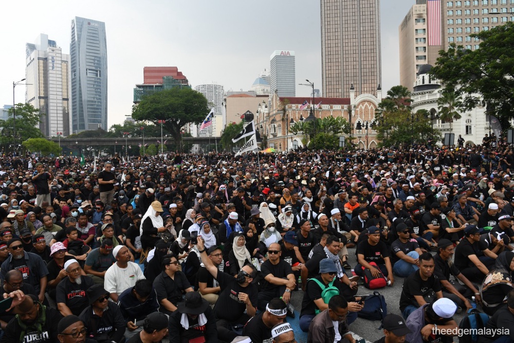 Thousands converge on Dataran Merdeka for 'Turun Anwar' rally
