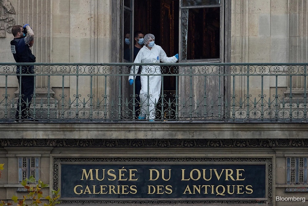 Louvre Museum reopens in Paris after US$100 mil jewel heist