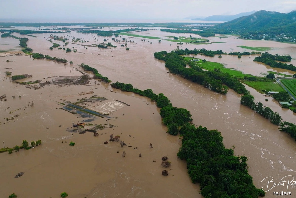 Tropical Cyclone Jasper lashes Australia's northeast, bringing floods ...