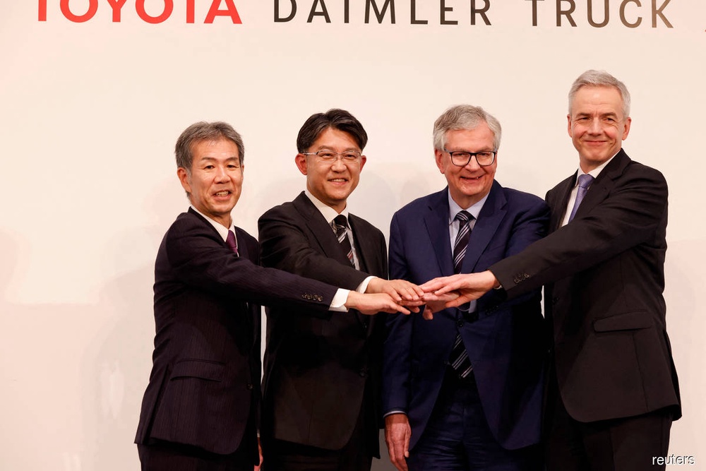 Toyota, Daimler to combine Japanese truck operations