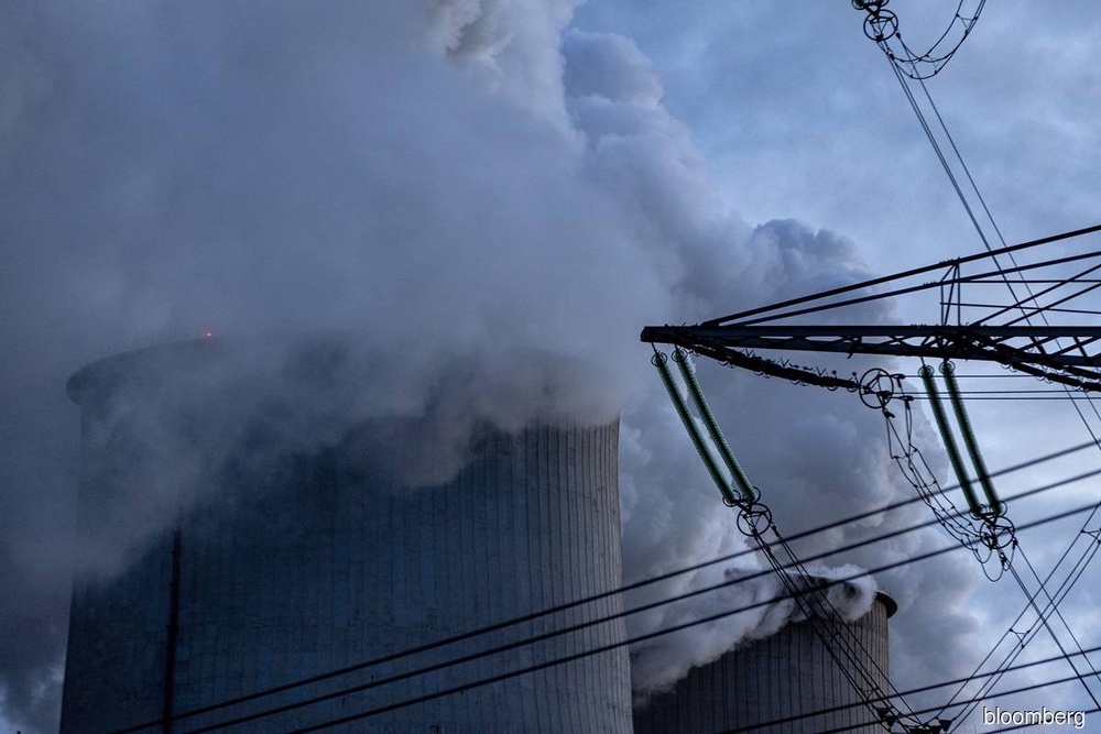 Global oil and gas emissions standard put on pause after Shell, others ...