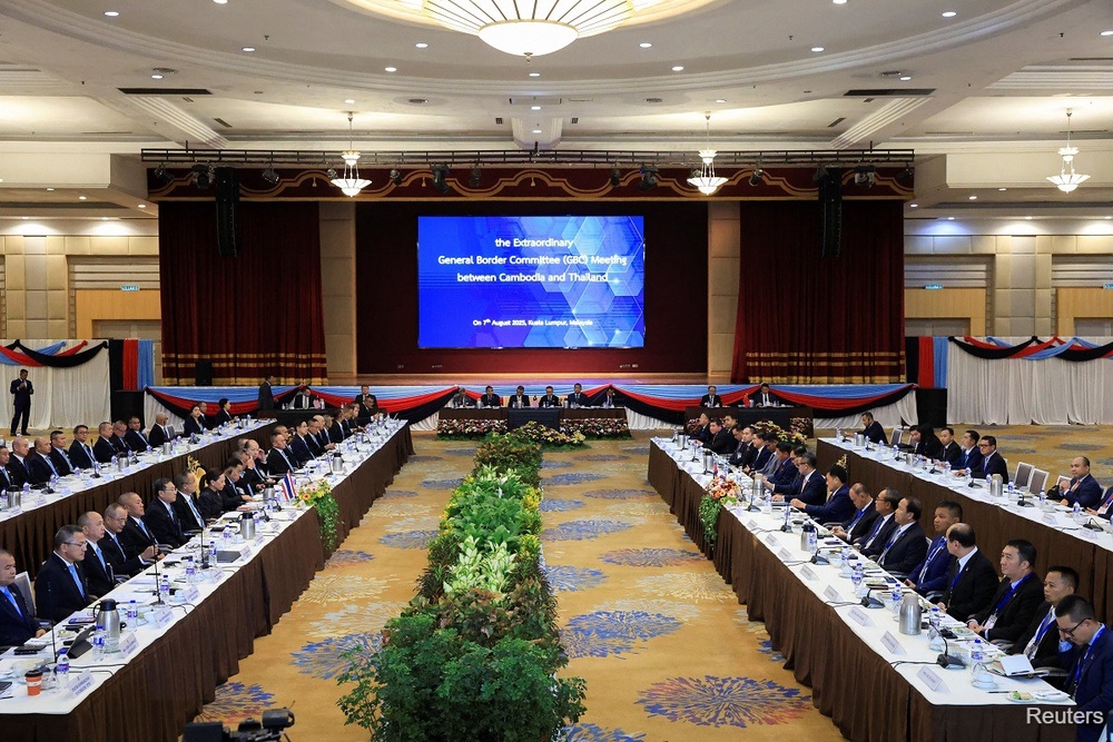 Cambodia and Thailand agree to Asean observers to ensure ceasefire holds