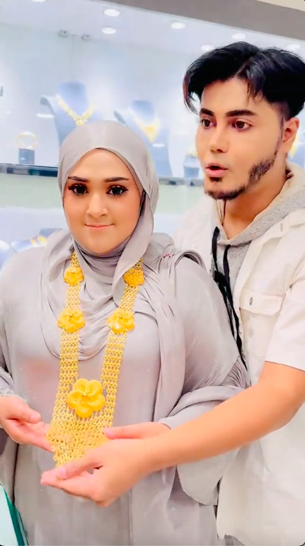 Pempengaruh Lepas Geram! Habiskan Hampir RM1 Juta Beli Emas Untuk Isteri