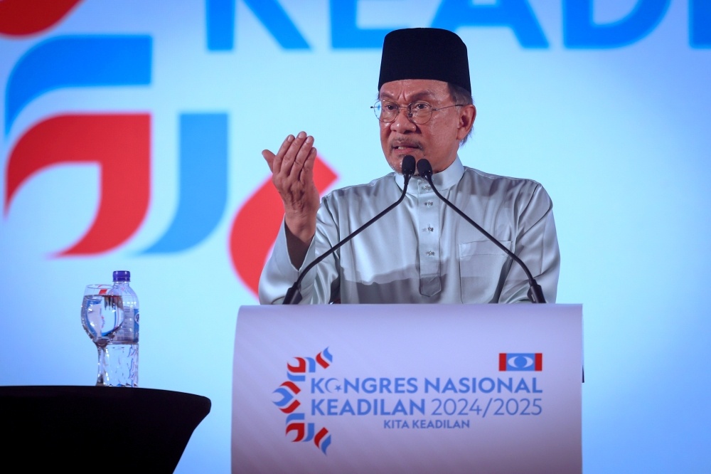 Kontrak Disambung, PM Anwar Puji Keberanian Azam Baki Siasat ‘Tauke Besar’