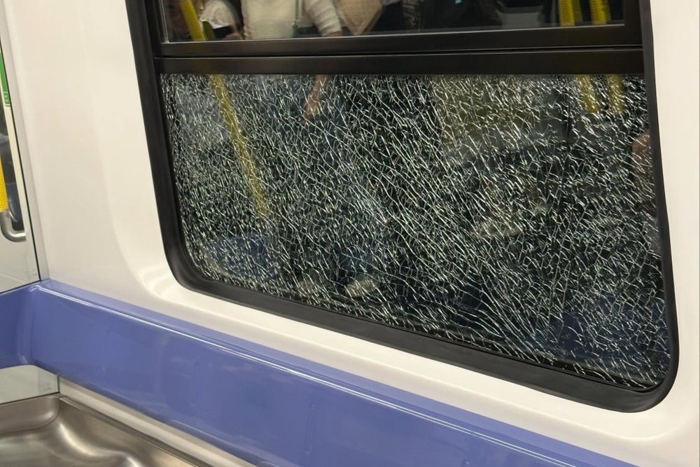 Glass window on MTR train cracks on Kwun Tong line on Thursday evening