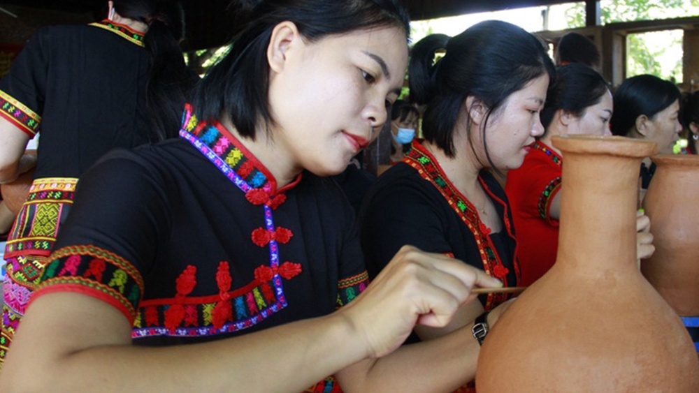 Why China Li ethnic group’s 6,000-year pottery tradition passed down ...