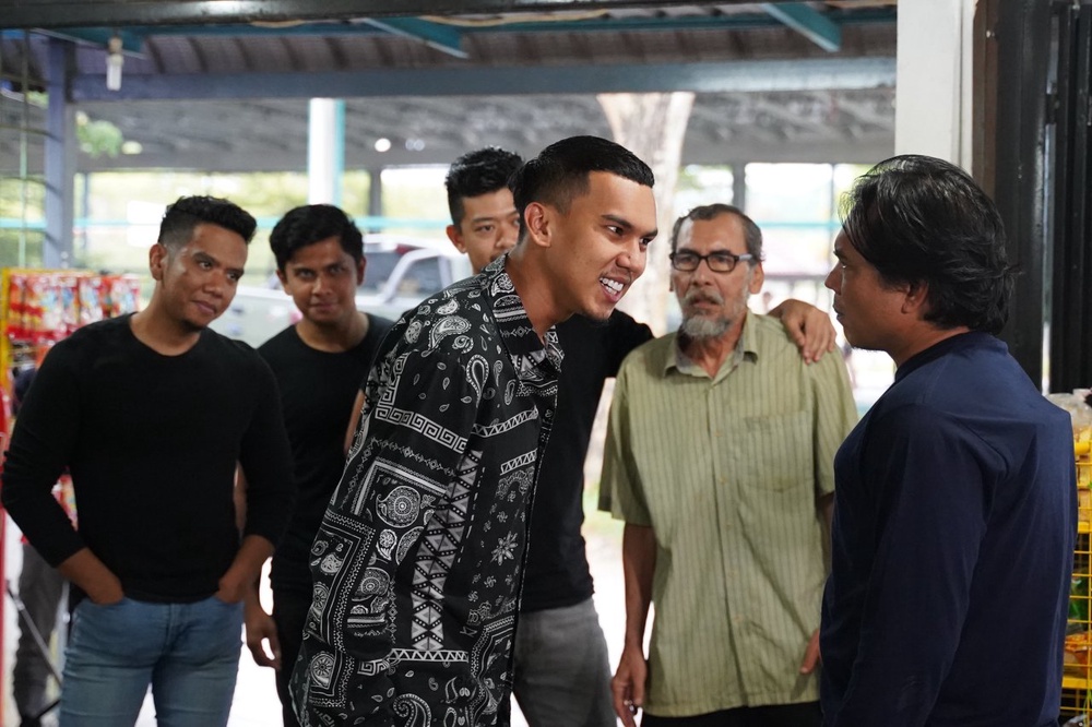 Bertahun-Tahun Berlakon, Awie Kini Ke Kerusi Pengarah