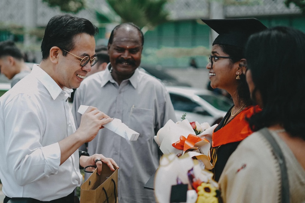 Kisah YB Steven Sim Bantu Pelajar Susah Hingga Berjaya Bergelar Doktor