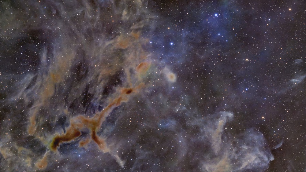 Giraffe in space? Eerie dark nebula takes on an uncanny shape (photo)