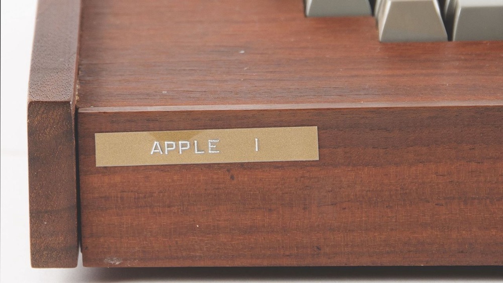 Rare wooden-cased Apple-1 computer blasts past auctioneer estimate ...