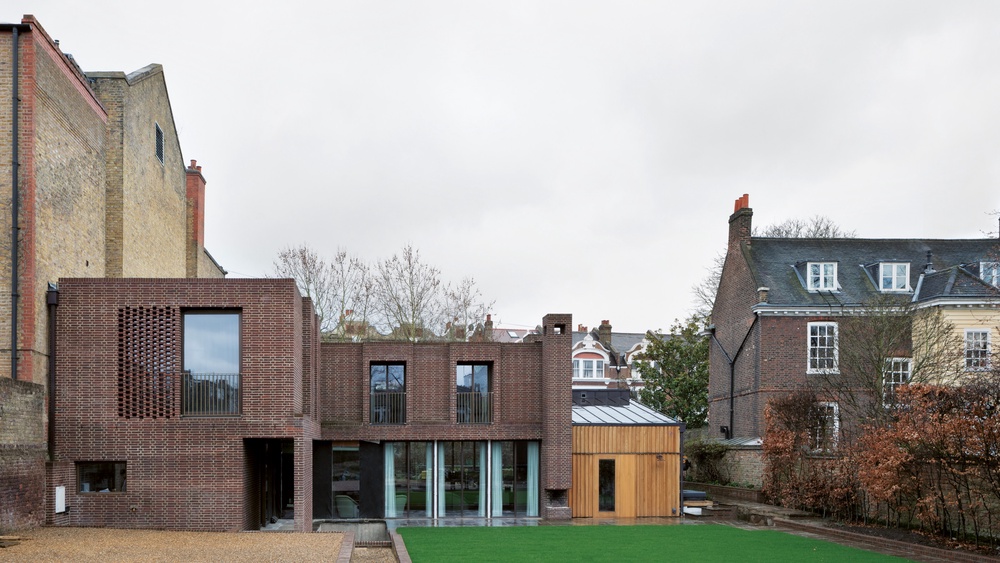 A new London house delights in robust brutalist detailing and diffused ...