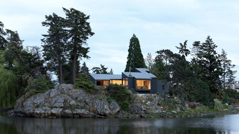 A spectacular waterside house in Canada results from a radical overhaul