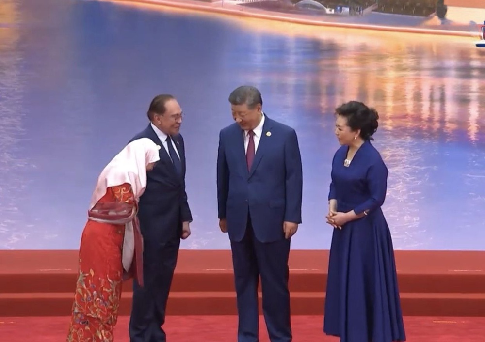 The Artful Way that Wan Azizah Declined Xi Jinping’s Handshake