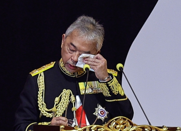 Emotional Farewell: Malaysian King Bids Adieu with Tears and Gratitude Emotional Farewell: Malaysian King Bids Adieu with Tears and Gratitude