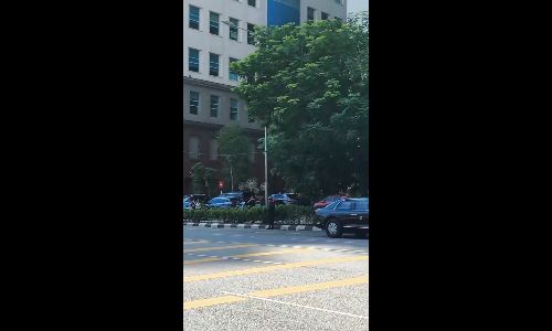 Passerby captures POTUS and US Secret Service convoy in empty KL ...