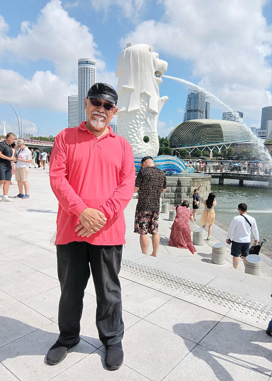 The Merlion Statue with lion's head and fish body spouts water from its ...