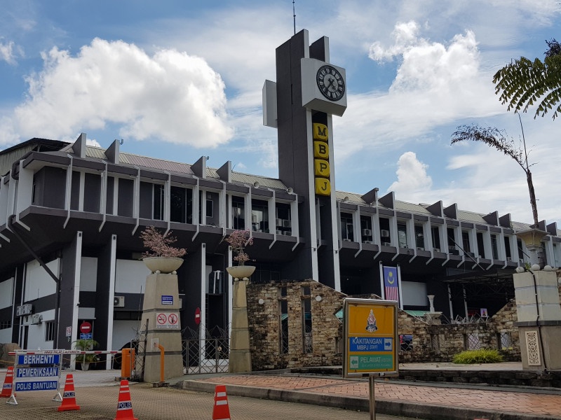 'Piratisation' of street parking leaves MBPJ, S'gor govt in a bind