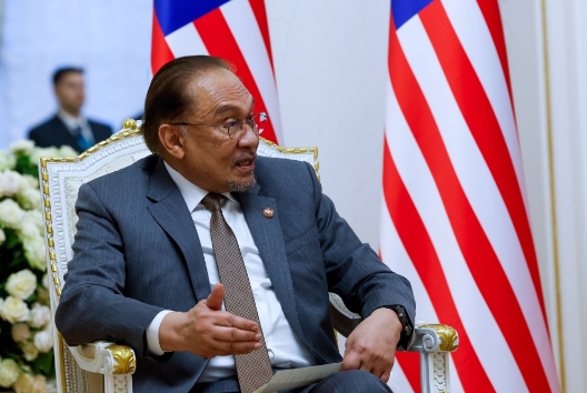 Anwar Says He Knows of Billions Stolen by Former PMs and Finance Chiefs ...