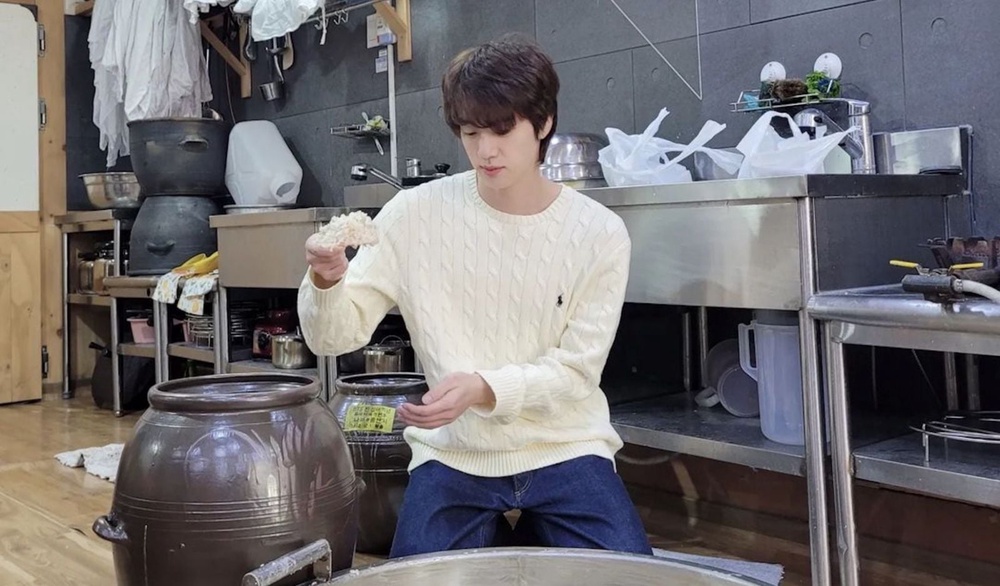 7 K-pop idols who can cook up a storm