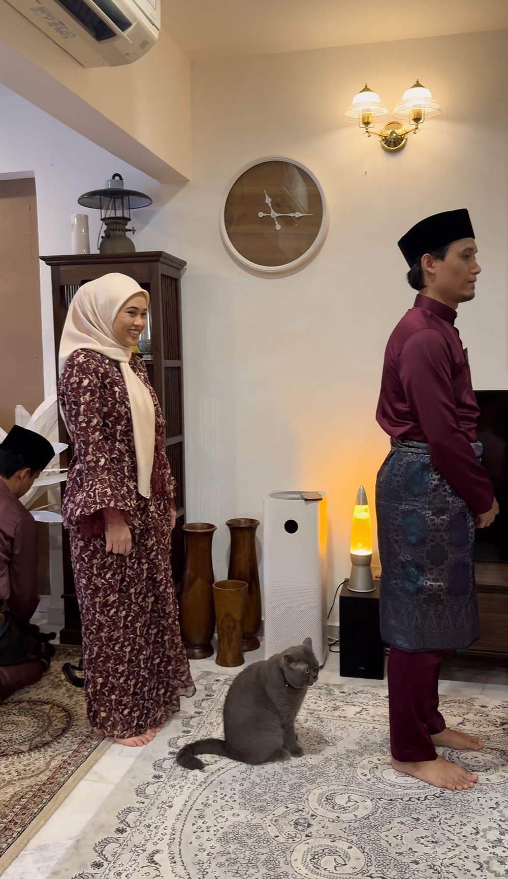 Cat Queues Up To Salam During Raya & Netizens Say He Has The Most To ...