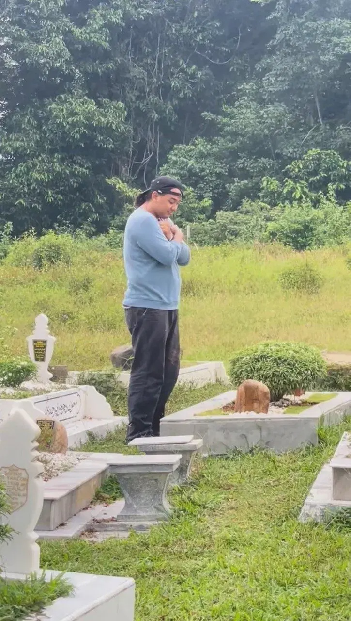 Touching Video Shows Deaf & Mute M’sian Man Using Sign Language To ...