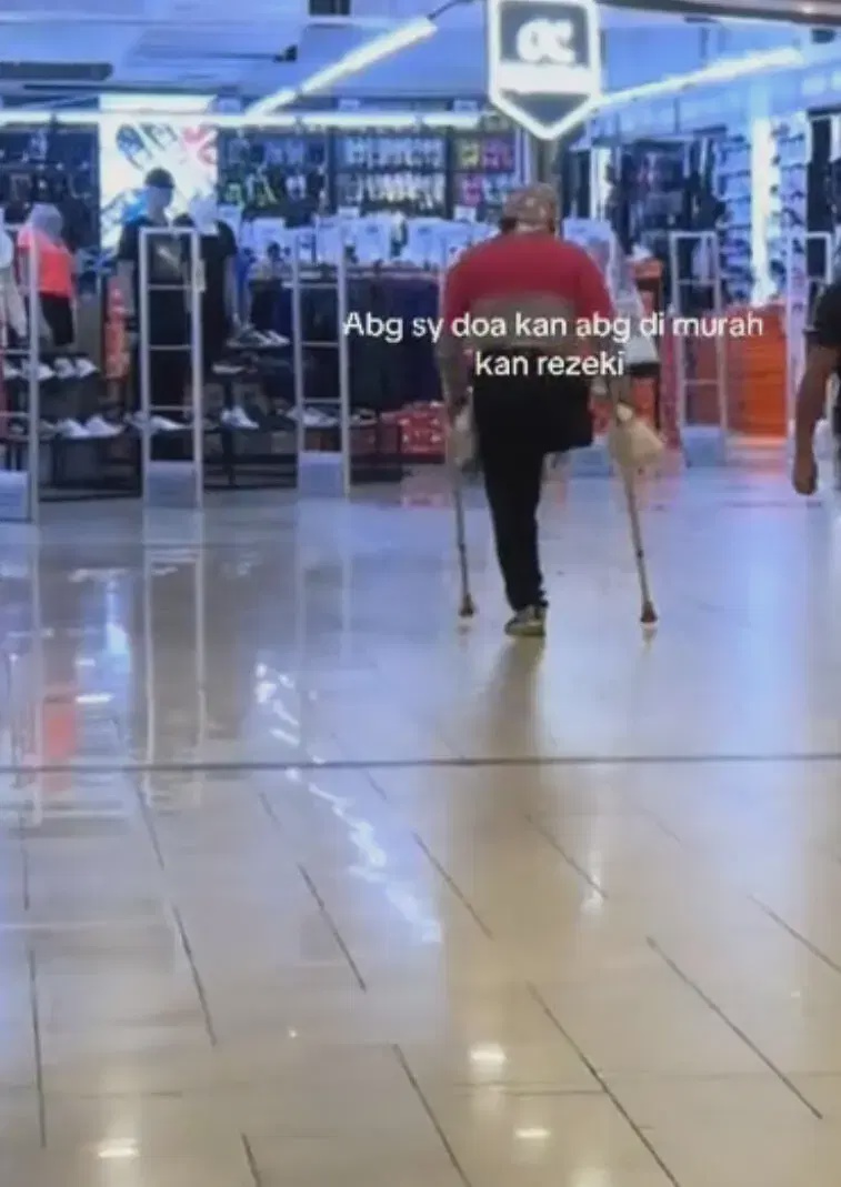 M’sian Woman Gifts Glasses To OKU Rider After Seeing His Tireless Effort To Support His Family ...