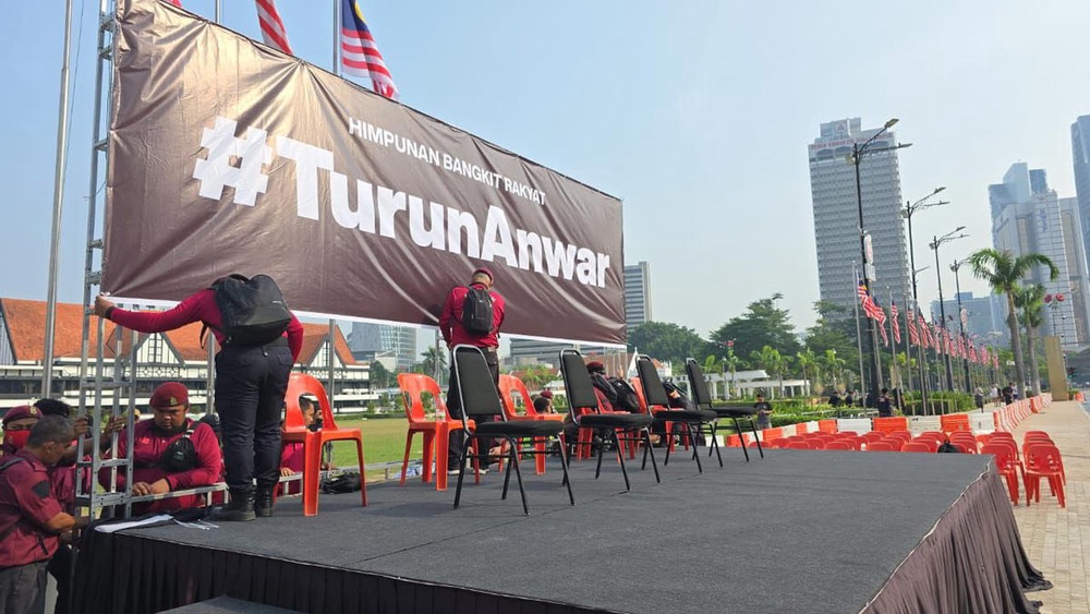 Opposition Rally ‘Turun Anwar’ Kicks Off In KL, Organisers Claim Govt ...