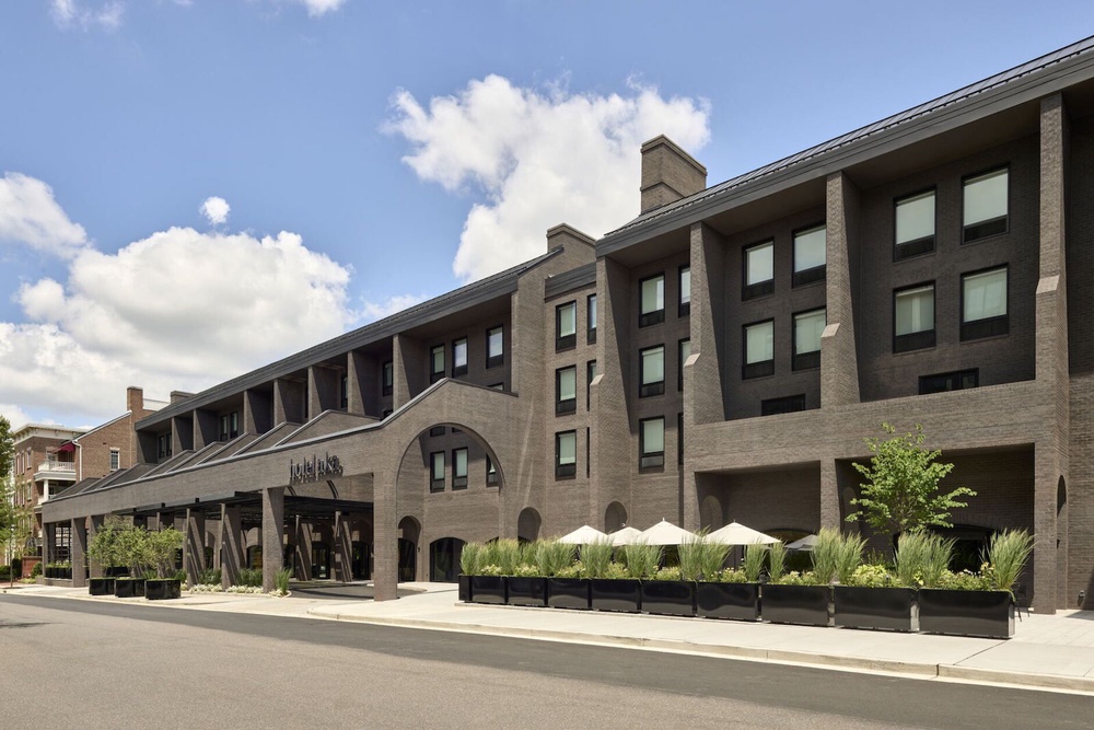 The Posh Hotel AKA Alexandria Exemplifies Contemporary East Coast Style