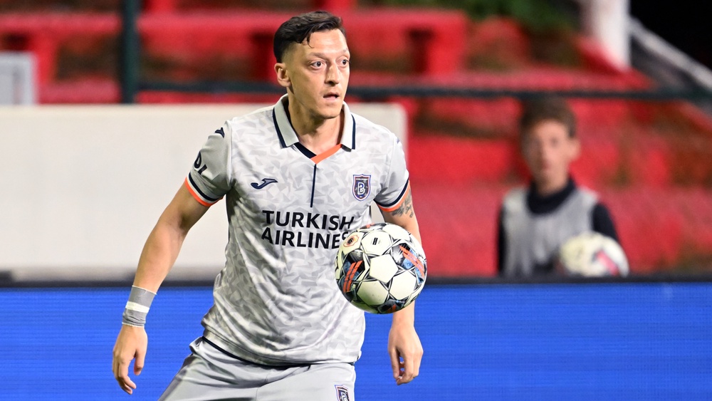 Mesut Ozil announces retirement at age of 34