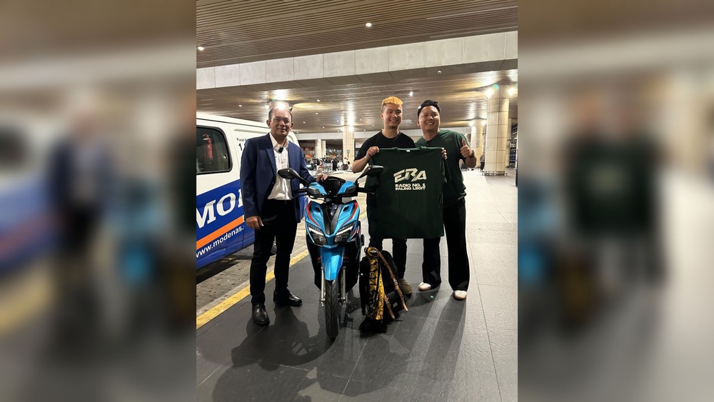 Peminat bola sepak tular, Derrick Gan terima hadiah skuter Modenas
