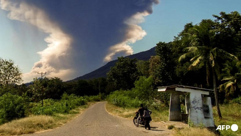 Indonesia volcano spews 18km-high ash tower