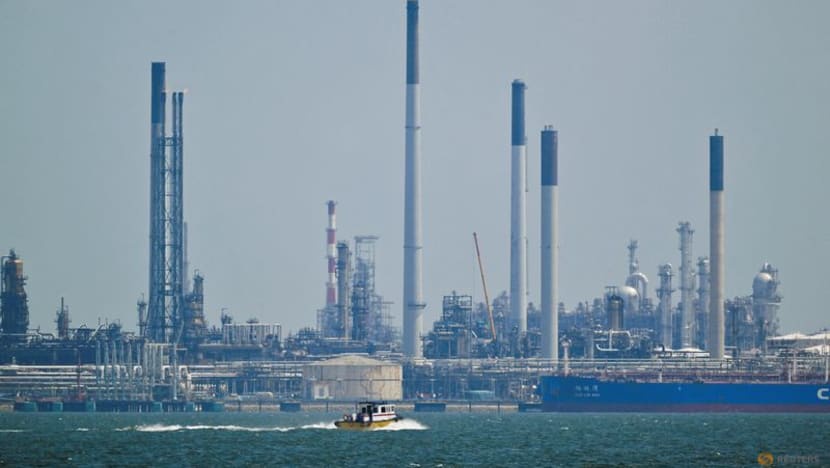 Suspected oil leak at Shell's refinery at Pulau Bukom; containment ...