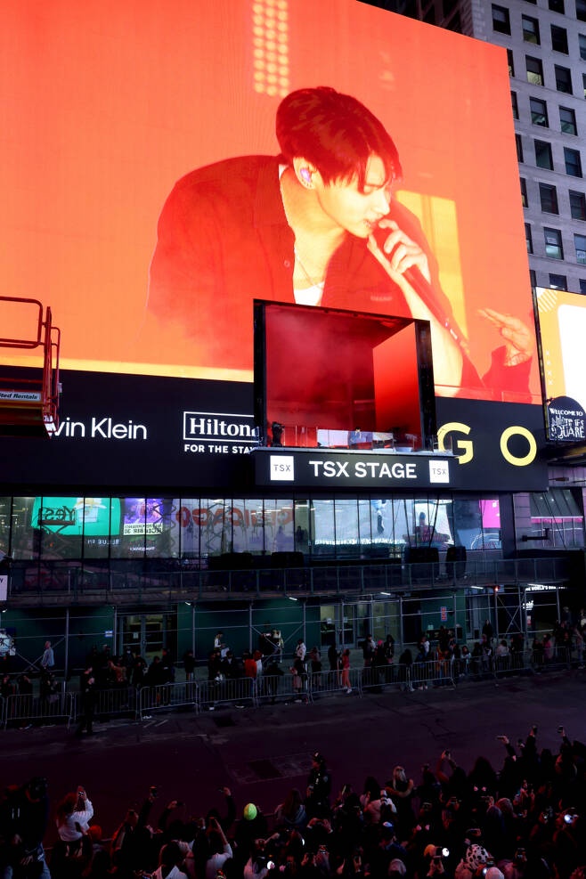 BTS Jungkook, a hit in New York's Times Square! Guerrilla performance ...
